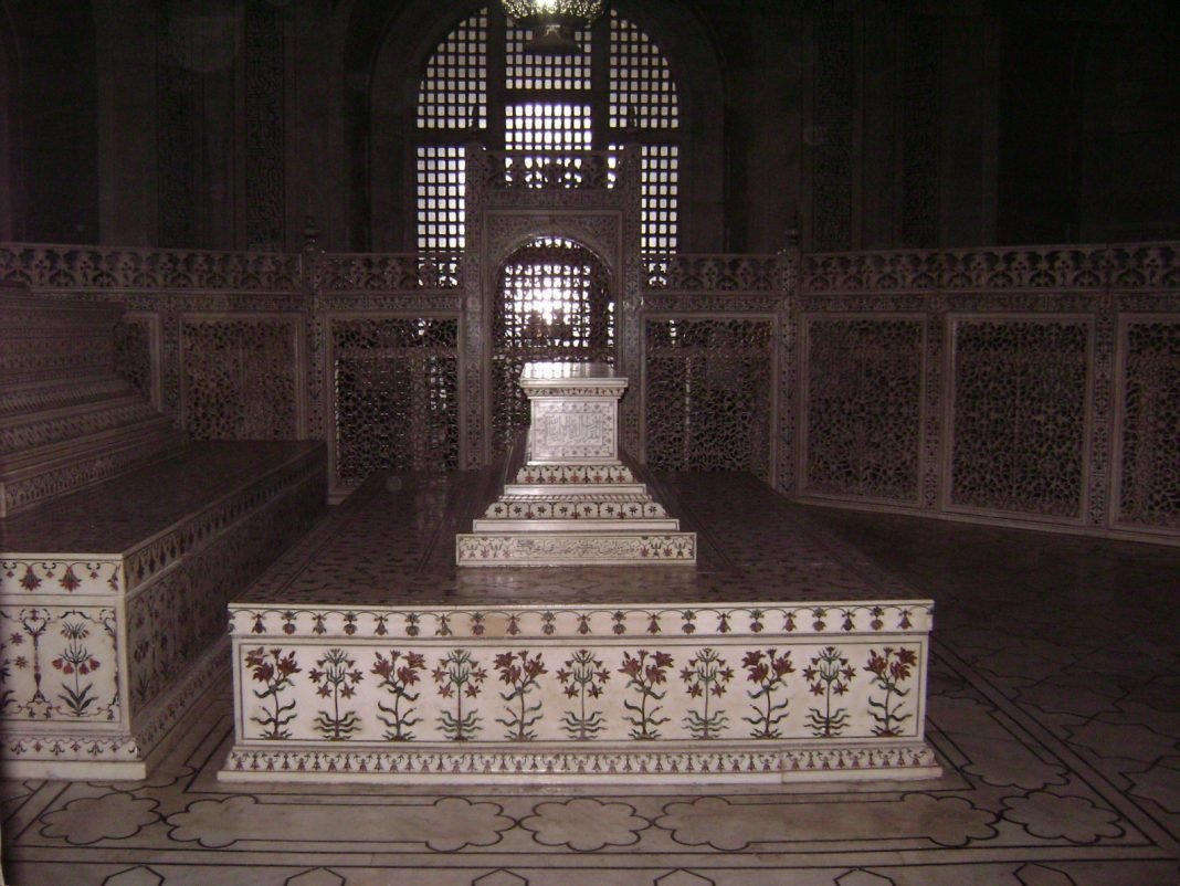 Taj Mahal's White Marble Splendor: A Masterpiece of Mughal Architecture ...
