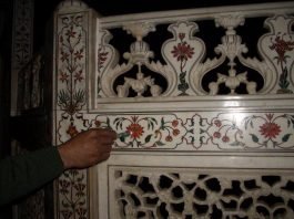 Taj Mahal's White Marble Splendor: A Masterpiece of Mughal Architecture ...